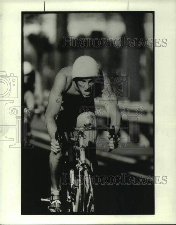 1987 Press Photo Triathlete Mike Pigg cycling - hcs23792 - Historic Images