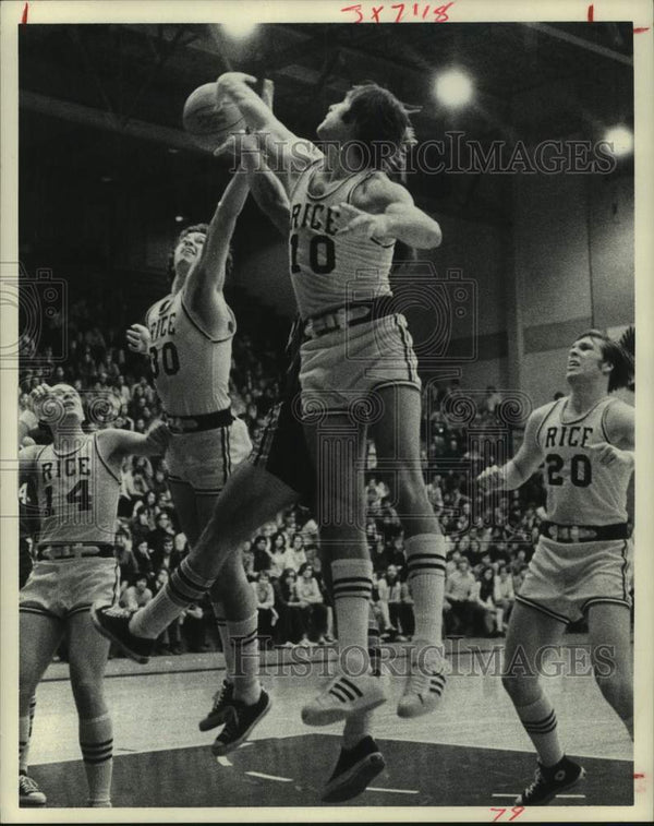 1972 Press Photo Rice University basketball players in action ...
