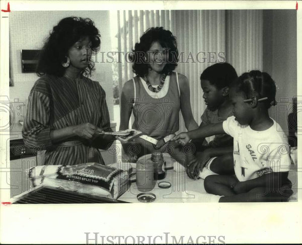 1986 Press Photo Donna Reid & Carol McDowell, Rockets wives, & Bobby ...