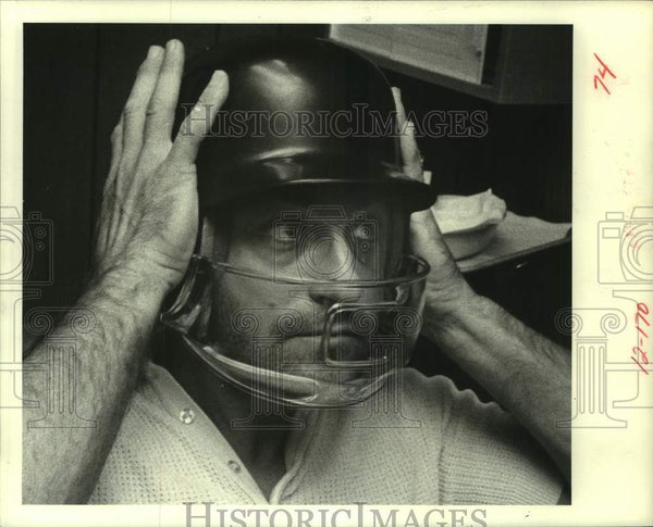 1980 Press Photo Houston Astros infielder Art Howe adjusts his batting ...