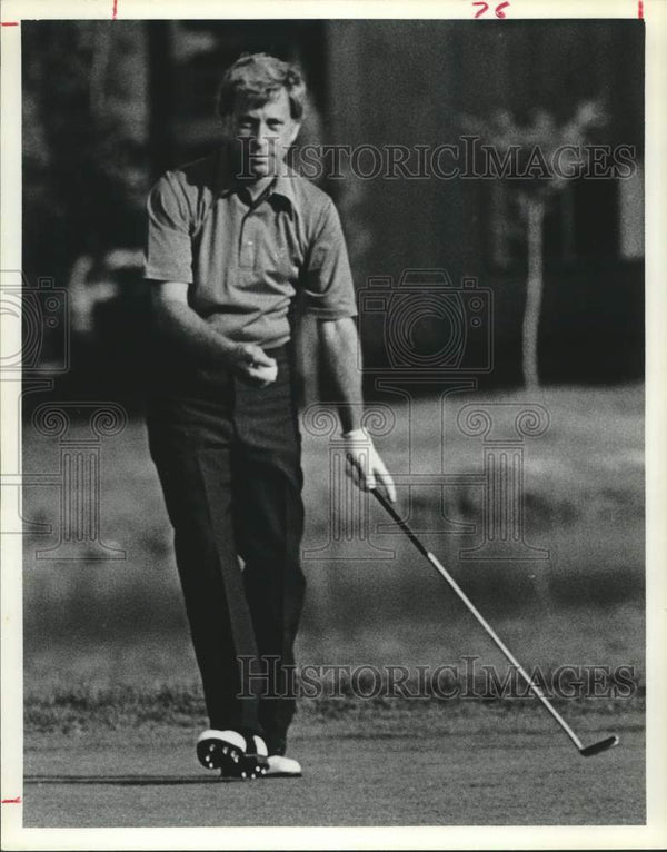 1977 Press Photo Golfer Dave Marr of Houston picks up the ball at hole ...