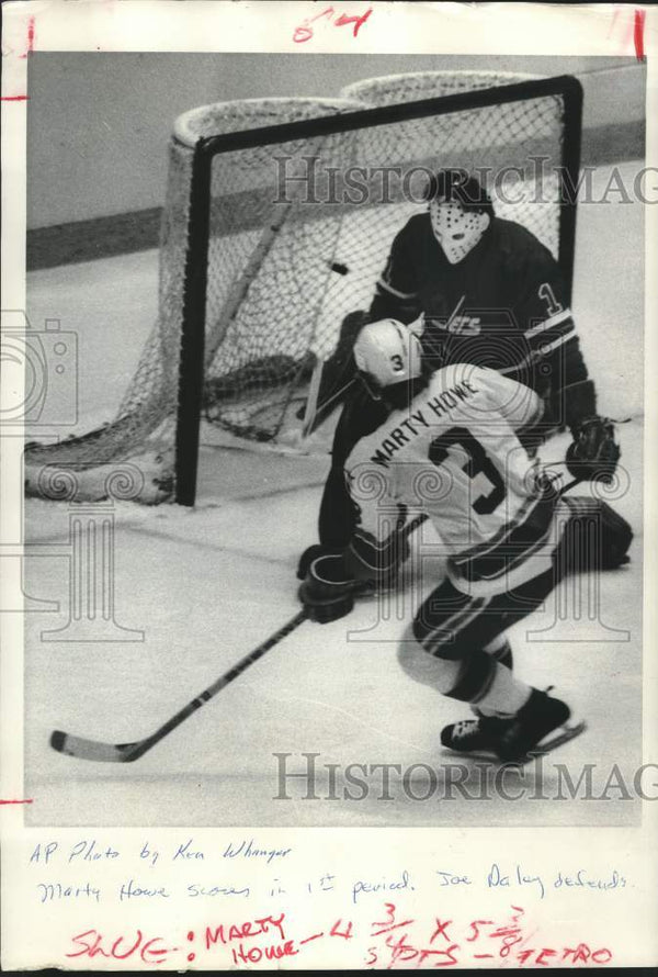 1977 Press Photo Hockey players Marty Howe and Joe Daley in action ...