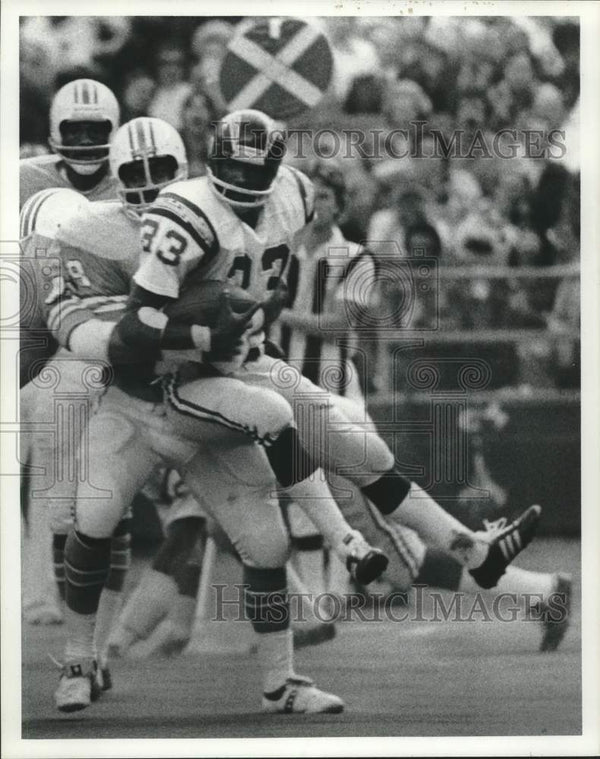 1975 Press Photo Houston Oilers football player Ted Washington tackles ...