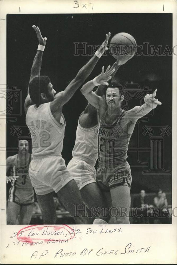 1972 Press Photo Atlanta Hawks basketball player Lou Hudson passes ball ...