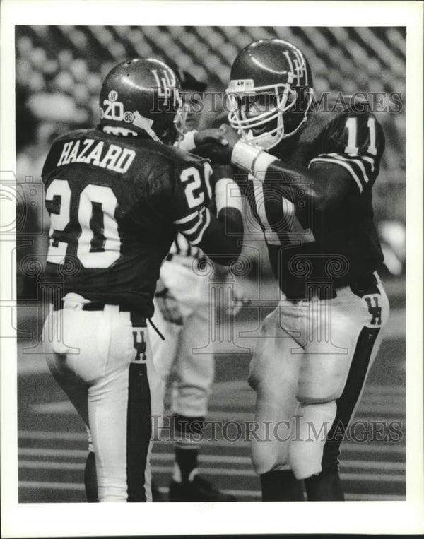1989 Press Photo U of Houston football quarterback Andre Ware fist ...