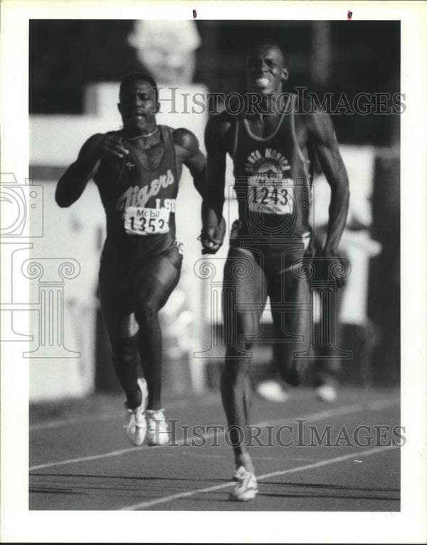 1989 Press Photo Runner Mark Witherspoon leaves Slip Watkins behind in ...