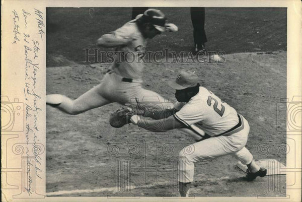1974 Press Photo Baseball player Steve Yeager runs for an infield hit ...