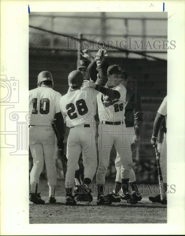 1989 Press Photo University of Houston baseball players celebrate a ...