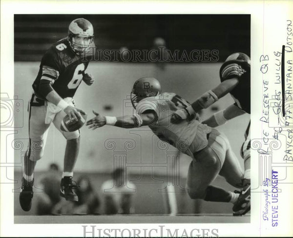1990 Press Photo Rice football quarterback Greg Willig avoids Santana ...