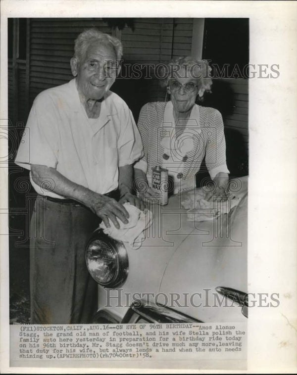 1958 Press Photo Amos Alonzo Stagg and wife polish family auto in Stoc ...