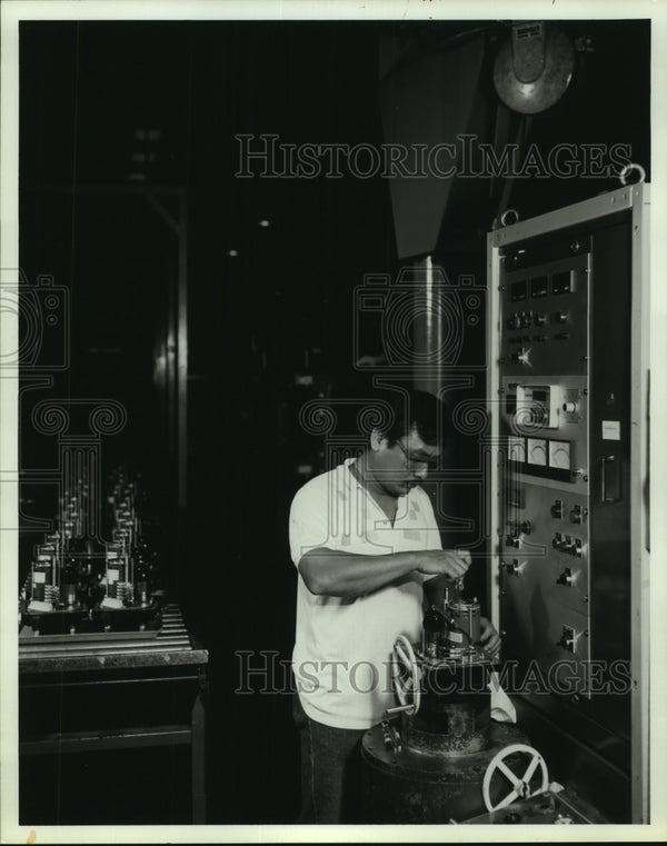 1992 Press Photo Worker Torque Tests Actuators at Keystone Controls Inc ...