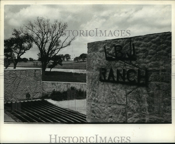 1962 Press Photo Cattle gate at LBJ Ranch, Texas - hcx09304 - Historic ...
