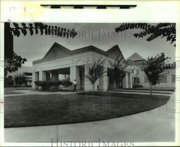 1991 Press Photo Stephen Mayfield enters Art Museum of Southeast Texas ...
