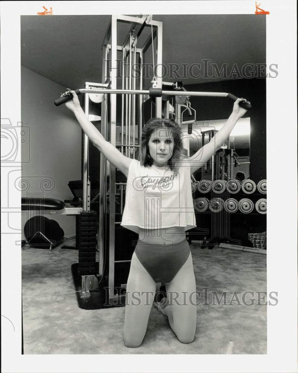 1985 Press Photo Rhonda uses exercise equipment at gym. - hpa27688 ...