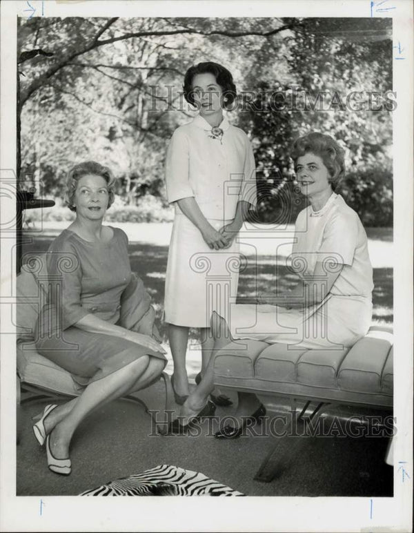 1963 Press Photo Mrs. Frank Whitley poses with Garden Club members ...