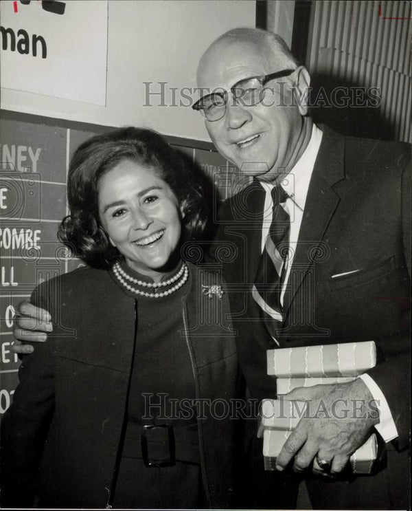 1963 Press Photo Mrs. J.R. Kaplan and John Heinzerling attend Victory ...