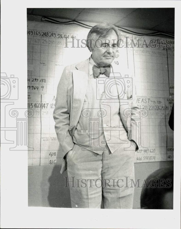 1980 Press Photo Representative Bob Eckhardt stands at tally board ...