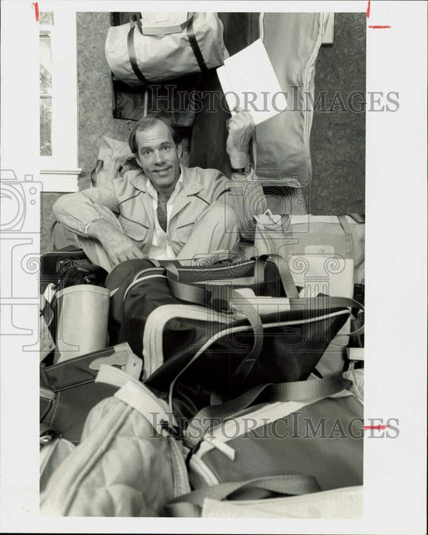 1982 Press Photo Donald Snell amidst his vinyl-covered luggage at Etui ...