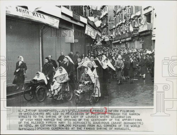 1958 Press Photo Infirm pilgrims wheeled to France's Lady of Lourdes ...