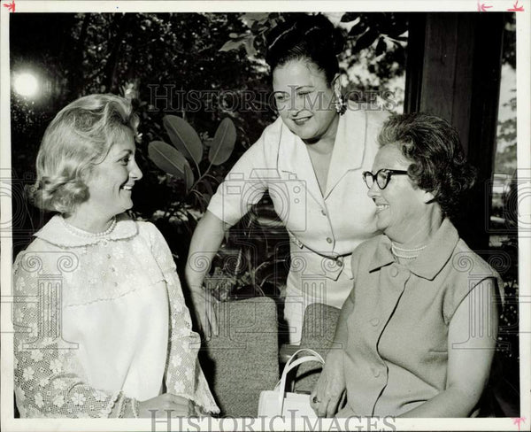 1967 Press Photo Mrs. Jim Plummer confers with Ladies Association memb ...