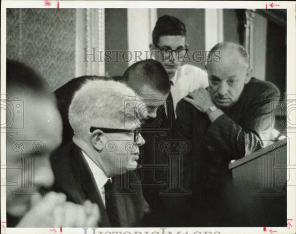 1964 Press Photo George Reedy shown at White House "briefing" session ...