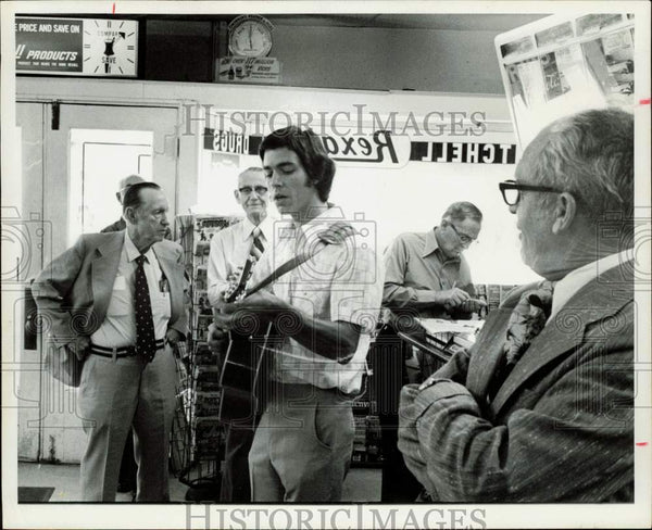 1976 Press Photo Jerry Sadler and friends pause in Arp to hear his son ...
