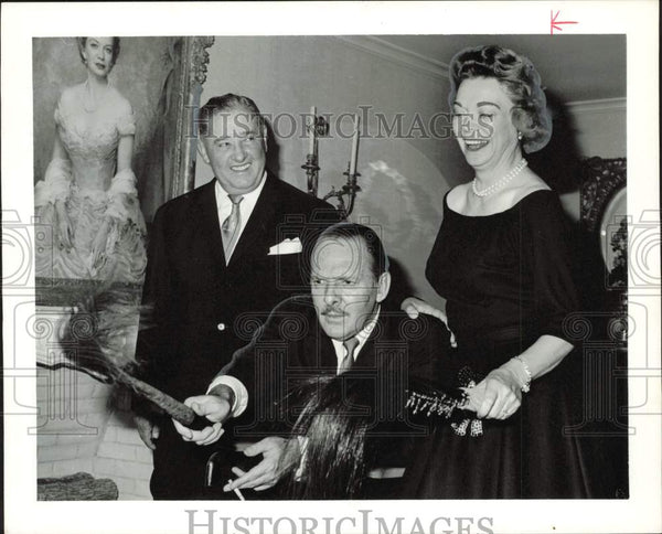 1962 Press Photo Robert Ruark demonstrates use of wildebeest tail for ...