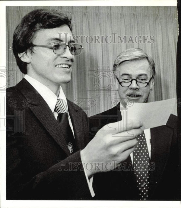 1976 Press Photo Dewayne Lee Stevens presented educational aid check in ...