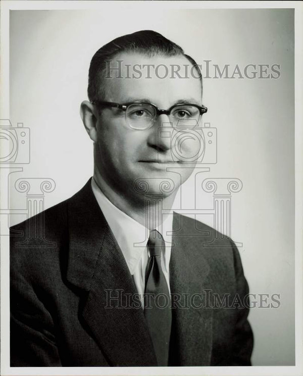 1957 Press Photo Barrett Russell, manager of Du Pont's Petroleum ...