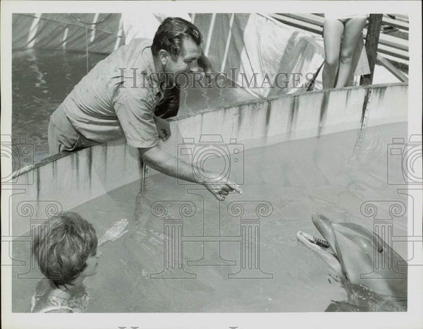 1963 Press Photo Johnny Walls and Sharon Wilton shown with porpoise ...