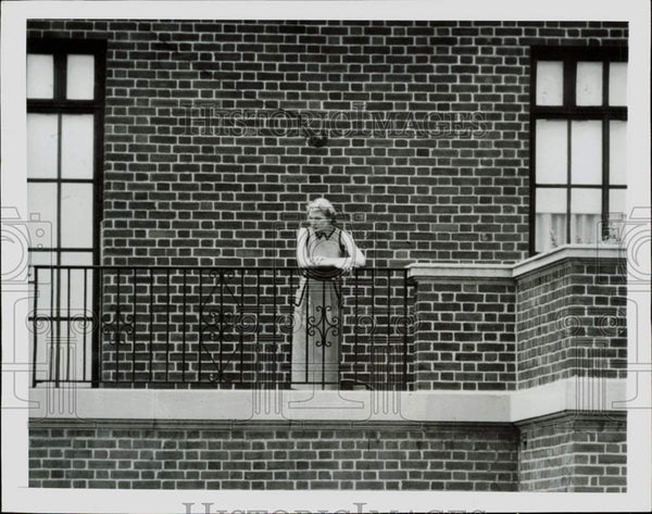 1953 Press Photo Bobo Rockefeller stands on balcony of New York ...