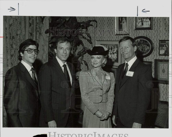 1982 Press Photo Harris County Judge Sherman Ross poses with friends ...