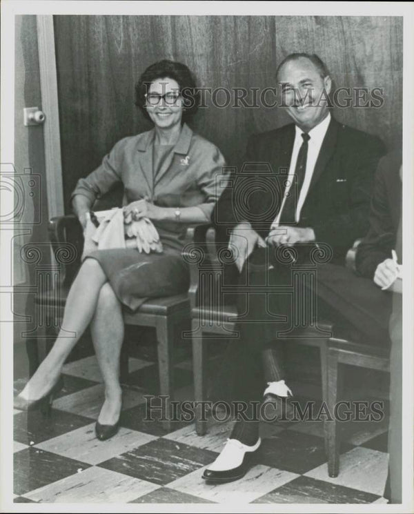 1964 Press Photo Mayor and Mrs. James Brammer sit in hallway ...