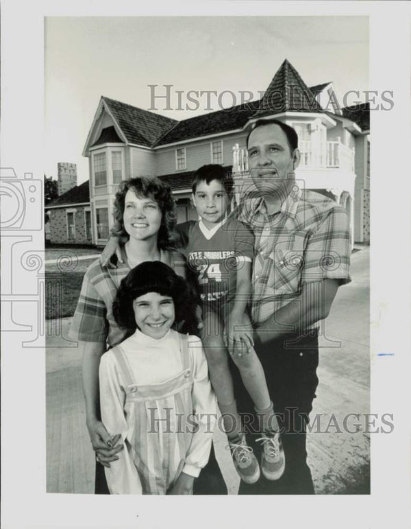 1986 Press Photo Saenz family, will serve Easter dinner to visitor ...