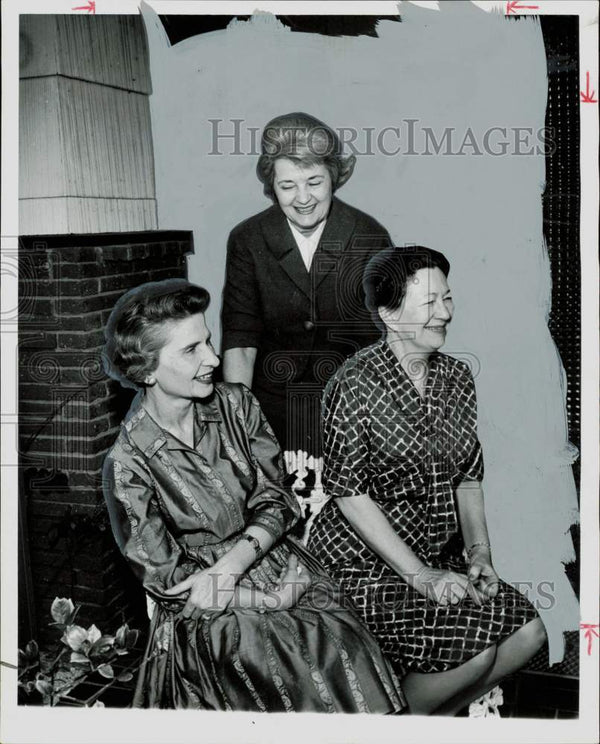 1965 Press Photo Mrs. James Beall and other Oilwell Servicing committee ...