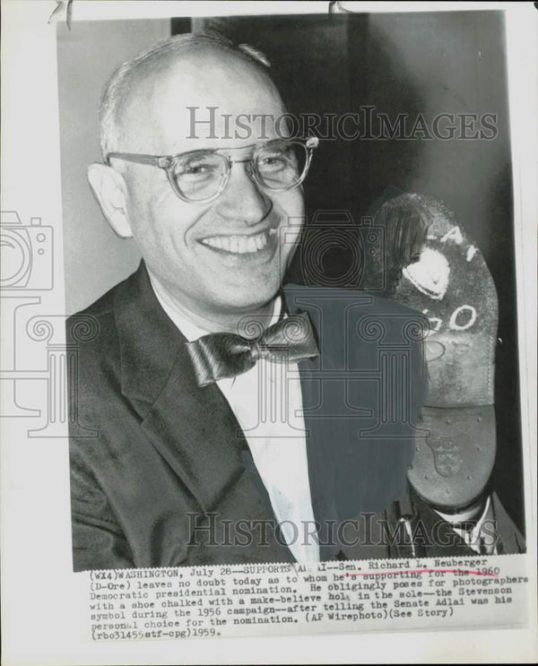 1959 Press Photo Senator Richard Neuberger holds shoe with hole drawn ...