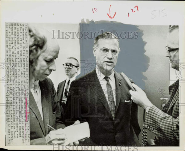 1965 Press Photo Henry Reuss talks to newsmen at Dulles Airport in ...