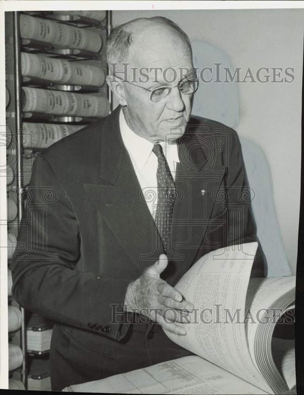 1957 Press Photo H.J. Lahrssen, Harris County purchasing agent looks at ...