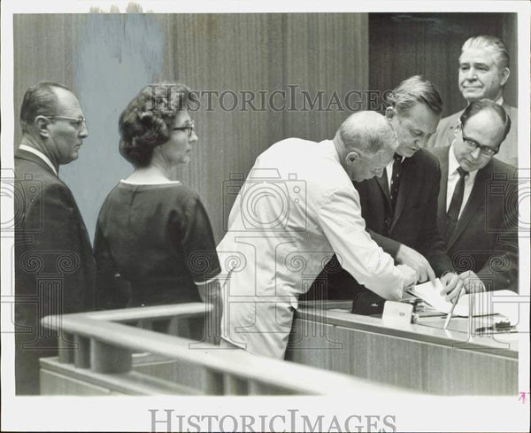 1965 Press Photo Mr. and Mrs. James Brammer and attorneys shown in cou ...