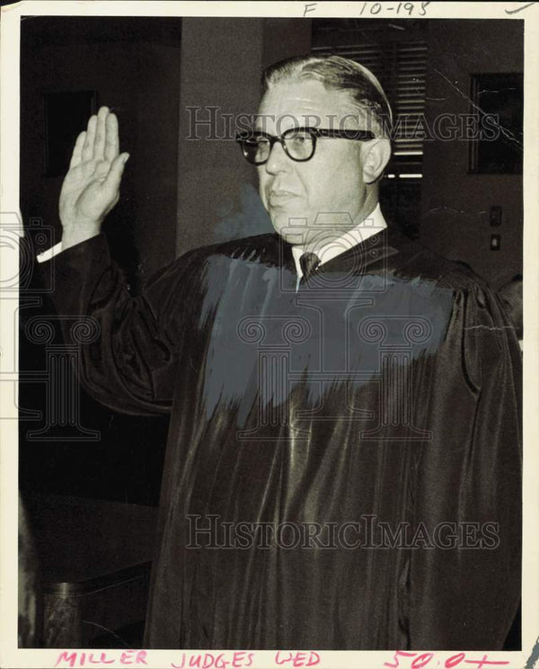 1967 Press Photo George Miller, Harris County Judge, takes oath ...