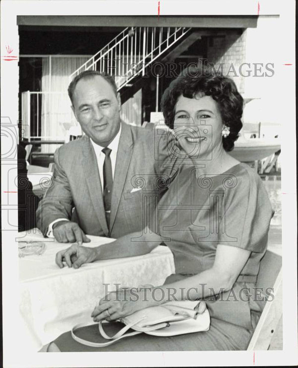 1963 Press Photo James Brammer and wife at Strawberry Apartments ...