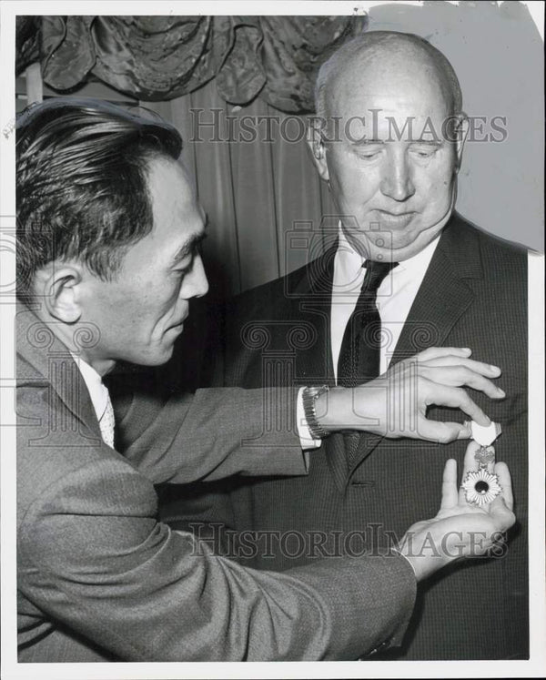 1960 Press Photo Myron M. Kinley and S. Yamashita at event. - hpa92104 ...