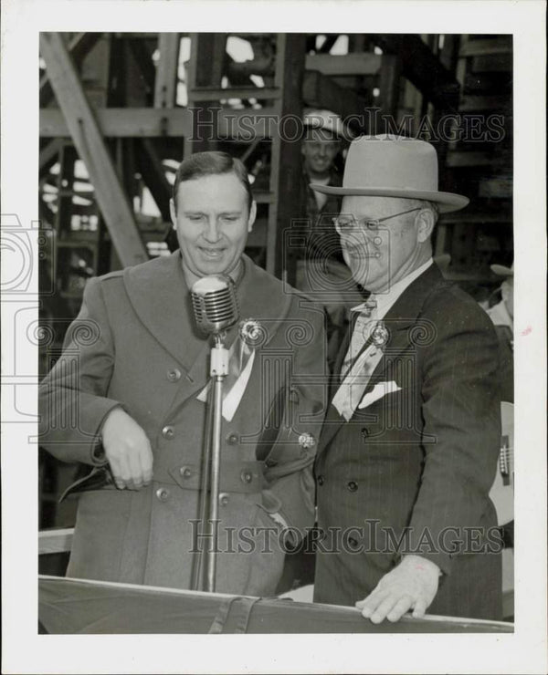 1943 Press Photo Arthur Stout with Gene Autry at Houston Shipbuilding ...