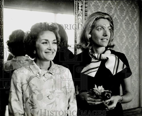 1969 Press Photo Helen Henderson and Mrs. Sherwood Crane of YWCA at ...