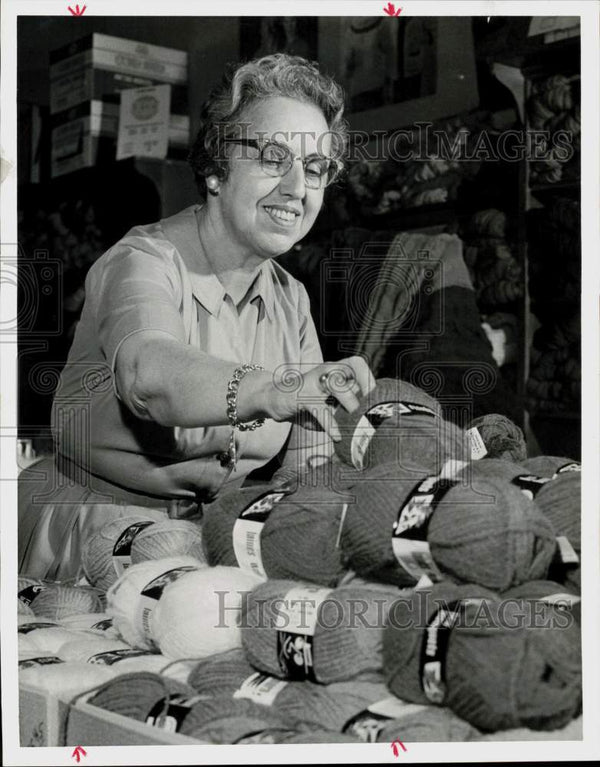 1961 Press Photo Mrs. Fan Epstein shows yarn available at The Knit Shop ...