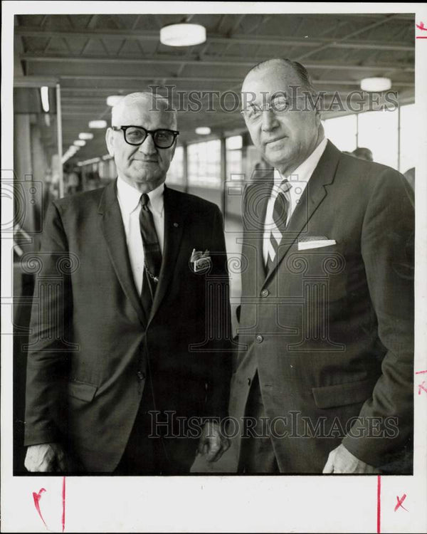 1966 Press Photo Haverty's W.W. Fenoglio and Russell Bellman meet in ...