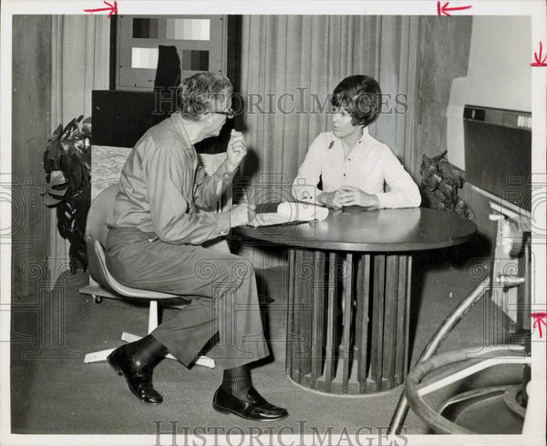 1966 Press Photo Ralph Mead of KPRC-TV explains makeup to Ginny Pace ...