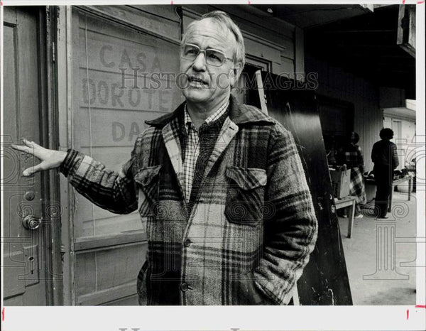 1986 Press Photo Mark Zwick in front of Houston's Casa Juan Diego ...