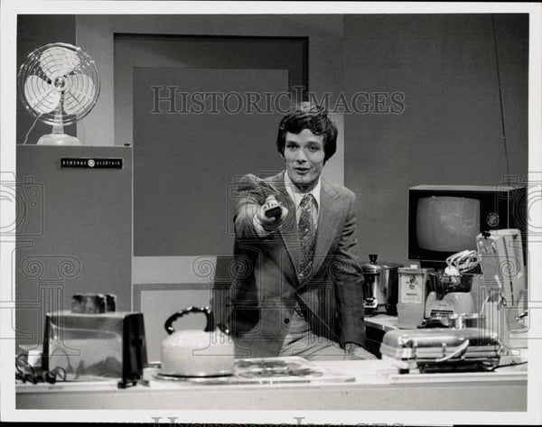 1973 Press Photo Christopher Glenn in "What's the Energy Crisis All ...