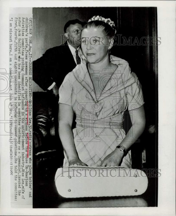 1955 Press Photo Actress Madeline Lee Talks to Newsmen in New York ...